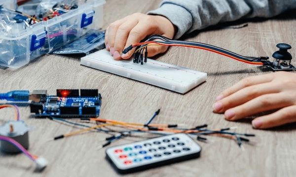 Phần mềm Arduino IDE là gì: Công cụ lập trình cho mọi sáng tạo Makeblock