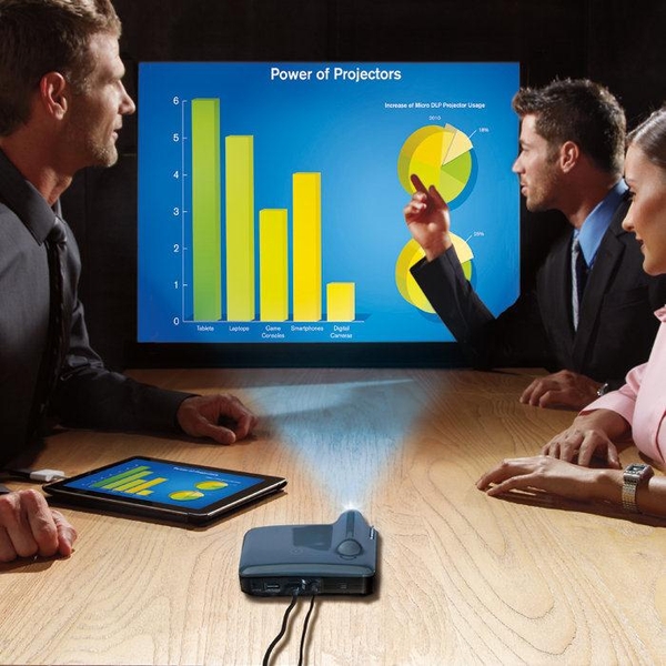 Brookstone Pocket Projector Pro 200 lumens - Máy chiếu mini, độ nét HD ...