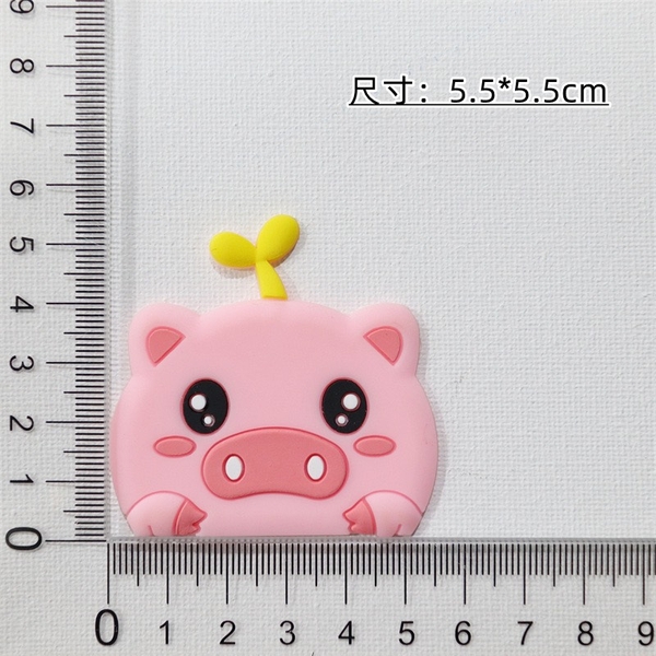 5 Tượng nhựa dẻo-Mặt heo hồng cài nơ vàng (kt 5x5.5cm).
