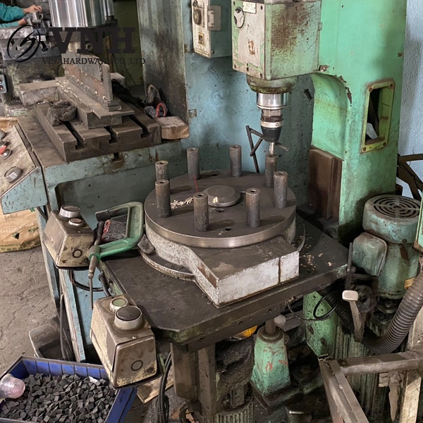 Automatic rotating rive rivet machine | Vinahardware - Auxiliary industry