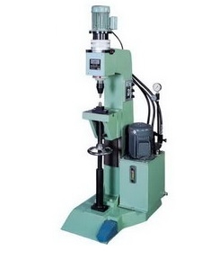 Máy tán đinh rivet