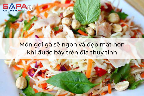 Món gỏi gà sẽ ngon và đẹp mắt hơn khi được bày trên đĩa thủy tinh