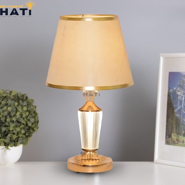 Đèn bàn tân cổ điển Corvella vàng