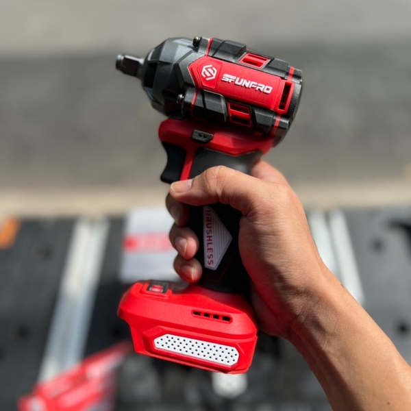 Máy siết bulong 350Nm đầu khẩu 1/2 inch dùng pin 20V SFUNPRO SFD20350L