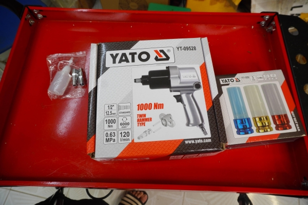 Súng mở bu lông 1/2" 1000Nm YATO YT-09528