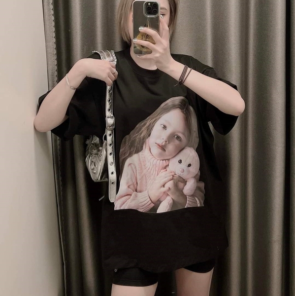 Áo Phông ADLV Baby Face Bé Mặc Áo Len Hồng Màu Đen | Authenticshop.vn ...