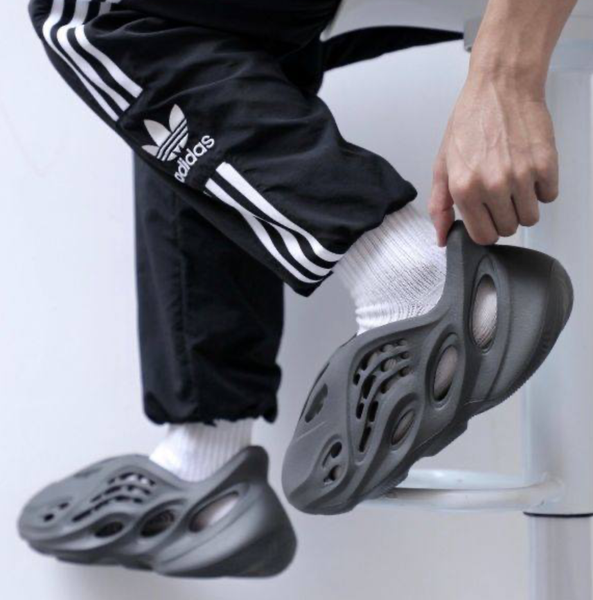Dép Adidas Yeezy Foam Runner ‘Carbon’ IG5349
