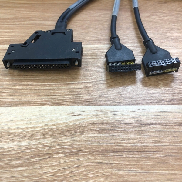 Cáp JEPMC-W5410-30 AT-F2S-28-10P Cable A6CON1 AMP 40 Pin Female to 2 ...