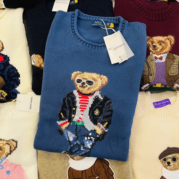 Áo len RALPH LAUREN xanh gấu áo kẻ đỏ trong Metis Casual