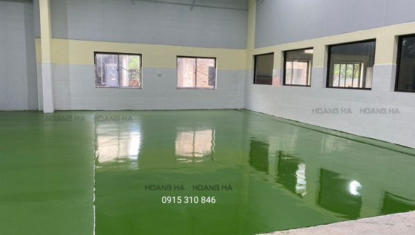 Vì sao phải phủ lớp bóng sơn sàn Epoxy? Những lợi ích không thể bỏ qua