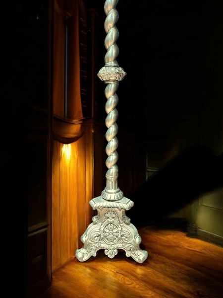 Đèn chao da dê cổ, chân đồng mạ bạc đến từ Châu Âu Queendecor.vn