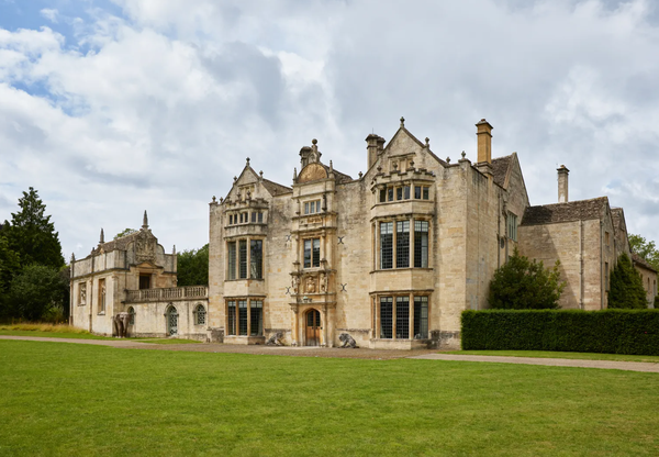 Burford Priory: Lâu Đài Cổ và Vườn Xanh Mát ở Vùng Cotswolds