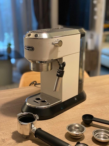 Máy pha cà phê Espresso De'longhi Dedica EC685.W màu Trắng giadungducplus