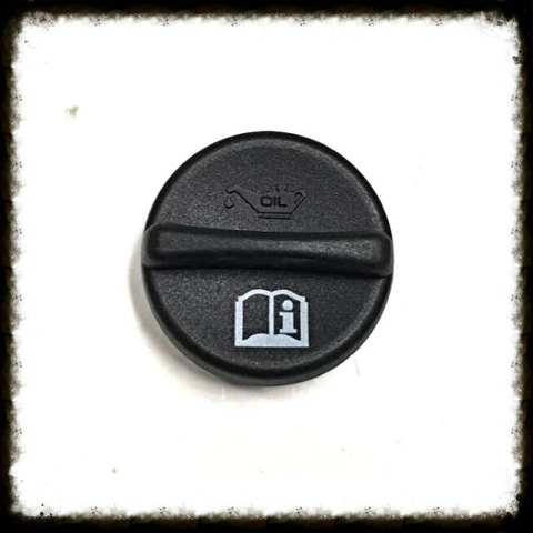 Nắp đổ dầu động cơ Chevrolet Cruze 2011-2016 Mã P55580177